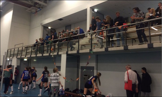 Slingers voor Jeugd 1 en knuffel voor de coach bij kampioenschap ...